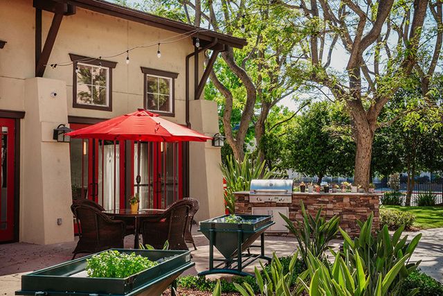 Woodbridge Terrace of Irvine - Get Pricing, Photos & Amenities in ...