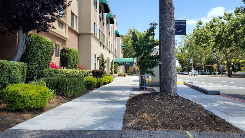 Carlton Senior Living San Leandro - Pricing, Photos & Amenities in San ...